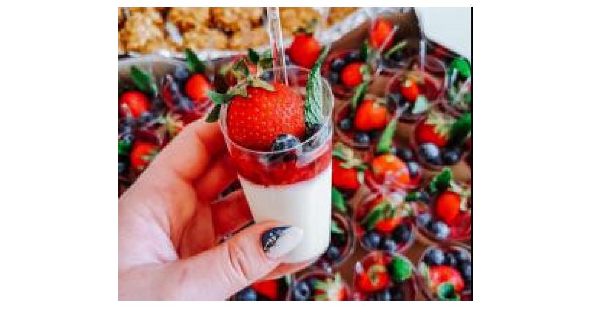 Mini Panna cotta z musem malinowym jest to przepis stworzony przez ...