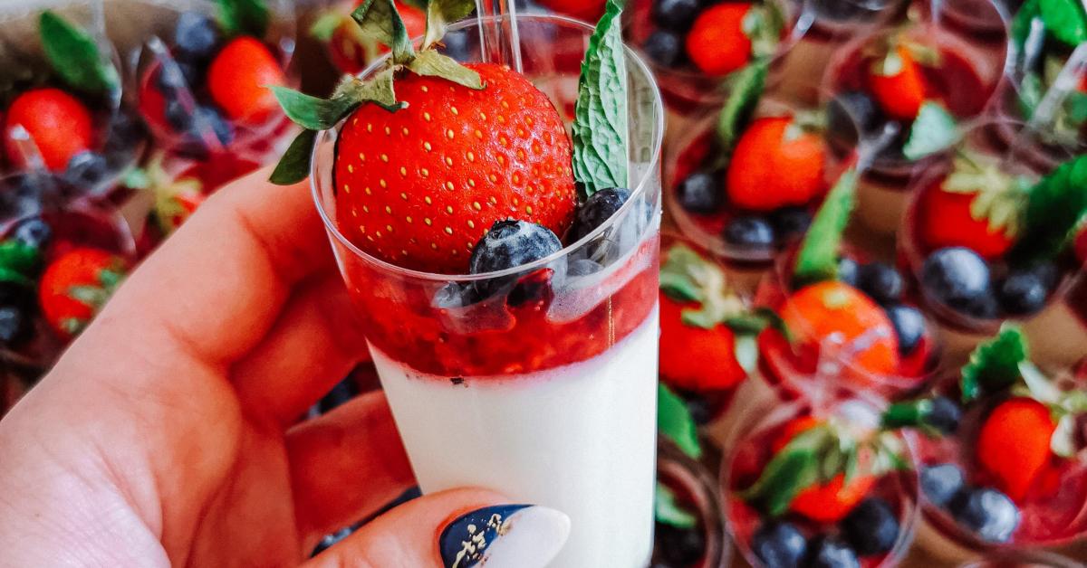 Mini Panna cotta z musem malinowym jest to przepis stworzony przez ...